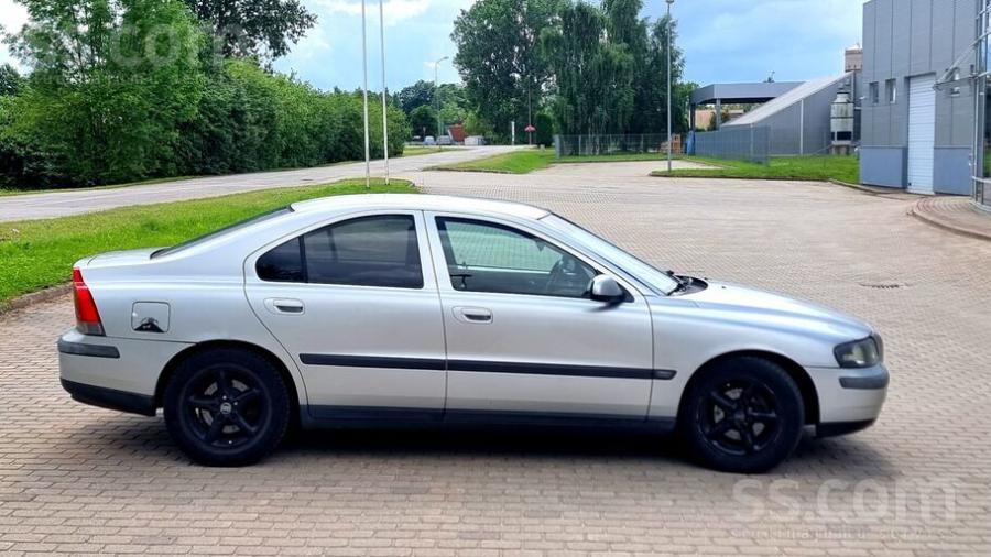 Grey Volvo S60 2001 in Cesis, with an engine capacity of 2.40 L and mileage of 412 thousand km for 1550 €, photo 5 on AUTOMOTO.COM.LV