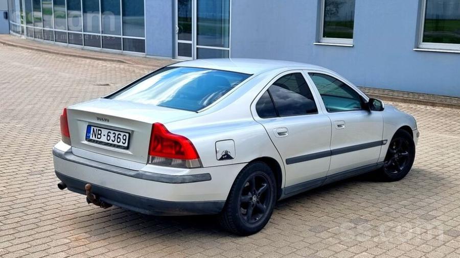 Grey Volvo S60 2001 in Cesis, with an engine capacity of 2.40 L and mileage of 412 thousand km for 1550 €, photo 6 on AUTOMOTO.COM.LV