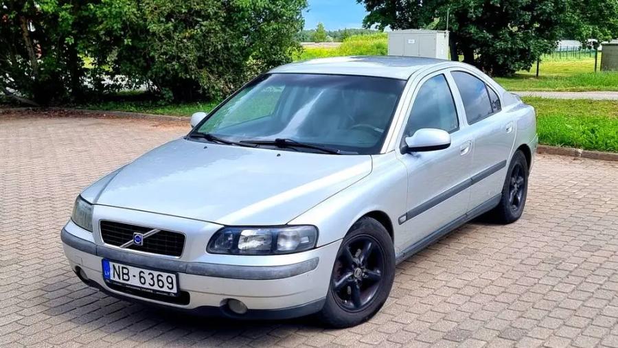 Grey Volvo S60 2001 in Cesis, with an engine capacity of 2.40 L and mileage of 412 thousand km for 1550 €, photo 1 on AUTOMOTO.COM.LV