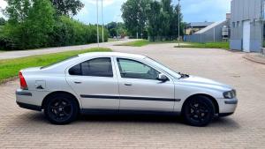 Grey Volvo S60 2001 in Cesis, with an engine capacity of 2.40 L and mileage of 412 thousand km for 1550 €, photo 5 on AUTOMOTO.COM.LV