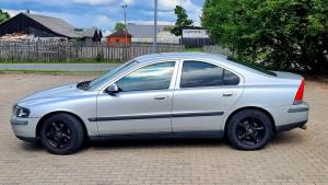 Grey Volvo S60 2001 in Cesis, with an engine capacity of 2.40 L and mileage of 412 thousand km for 1550 €, photo 9 on AUTOMOTO.COM.LV