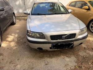 Pelēks Volvo S60 2001 Viļņa, ar dzinēja tilpumu 2.40 L un nobraukumu 503 tūkst. km par 800 €, foto  vietnē AUTOMOTO.COM.LV