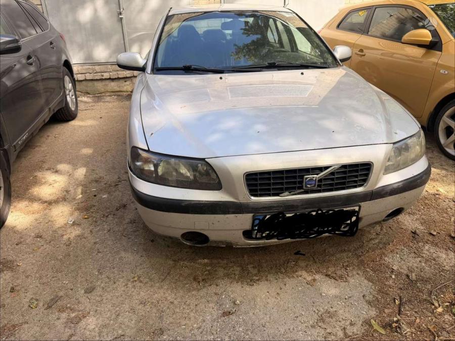 Grey Volvo S60 2001 in Vilnius, with an engine capacity of 2.40 L and mileage of 503 thousand km for 800 €, photo 1 on AUTOMOTO.COM.LV