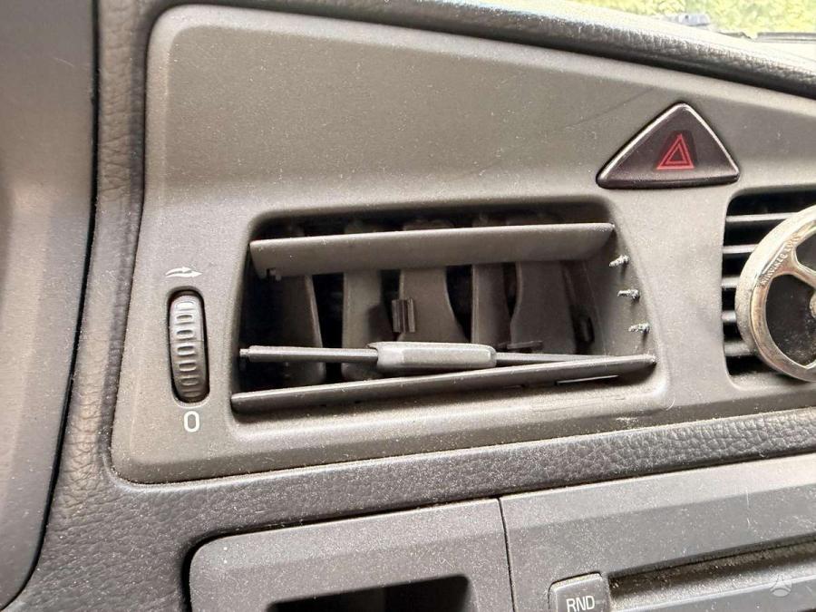Grey Volvo S60 2001 in Vilnius, with an engine capacity of 2.40 L and mileage of 503 thousand km for 800 €, photo 5 on AUTOMOTO.COM.LV