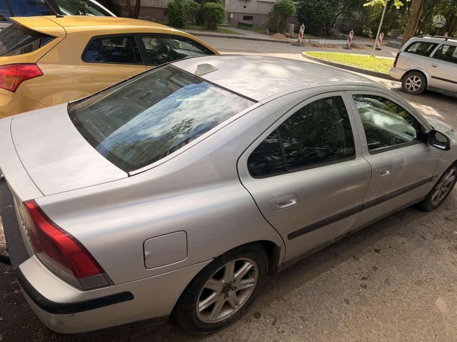 Grey Volvo S60 2001 in Vilnius, with an engine capacity of 2.40 L and mileage of 503 thousand km for 800 €, photo 7 on AUTOMOTO.COM.LV