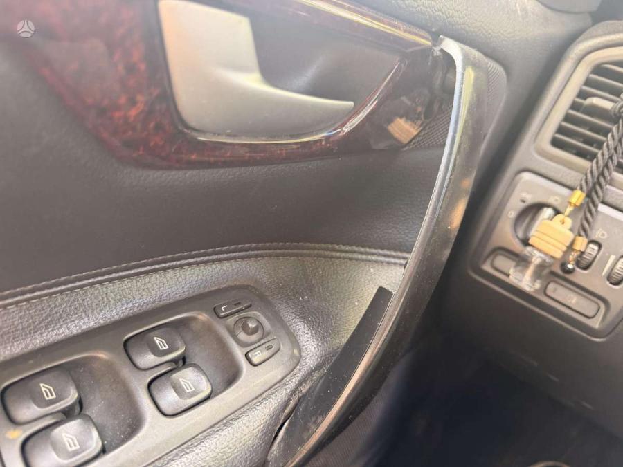 Grey Volvo S60 2001 in Vilnius, with an engine capacity of 2.40 L and mileage of 503 thousand km for 800 €, photo 9 on AUTOMOTO.COM.LV