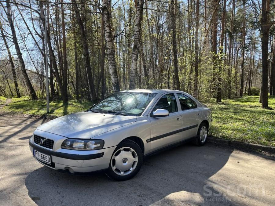 Grey Volvo S60 2001 in Riga, with an engine capacity of 2.40 L and mileage of 311 thousand km for 1600 €, photo 1 on AUTOMOTO.COM.LV