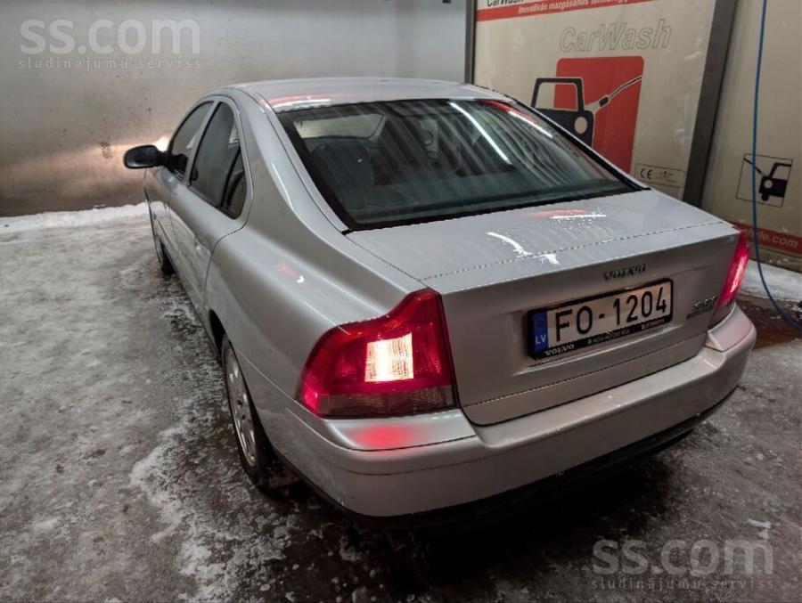 Grey Volvo S60 2001 in Riga, with an engine capacity of 2.40 L and mileage of 310 thousand km for 1000 €, photo 4 on AUTOMOTO.COM.LV