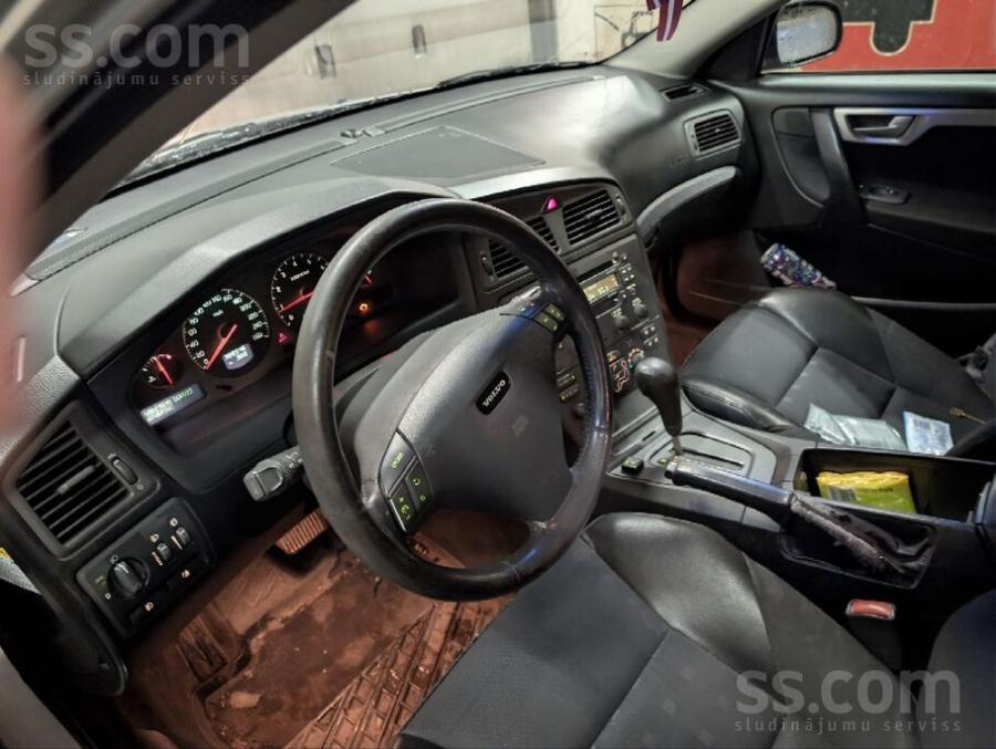Grey Volvo S60 2001 in Riga, with an engine capacity of 2.40 L and mileage of 310 thousand km for 1000 €, photo 9 on AUTOMOTO.COM.LV