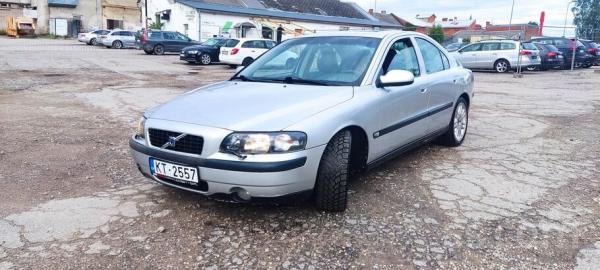 Pelēks Volvo S60 2001 Rēzekne, ar dzinēja tilpumu 2.40 L un nobraukumu 250 tūkst. km par 1600 €, foto 1 vietnē AUTOMOTO.COM.LV