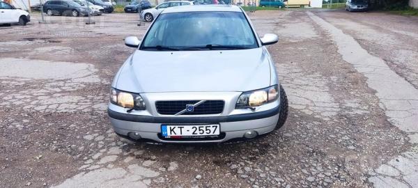 Pelēks Volvo S60 2001 Rēzekne, ar dzinēja tilpumu 2.40 L un nobraukumu 250 tūkst. km par 1600 €, foto 3 vietnē AUTOMOTO.COM.LV
