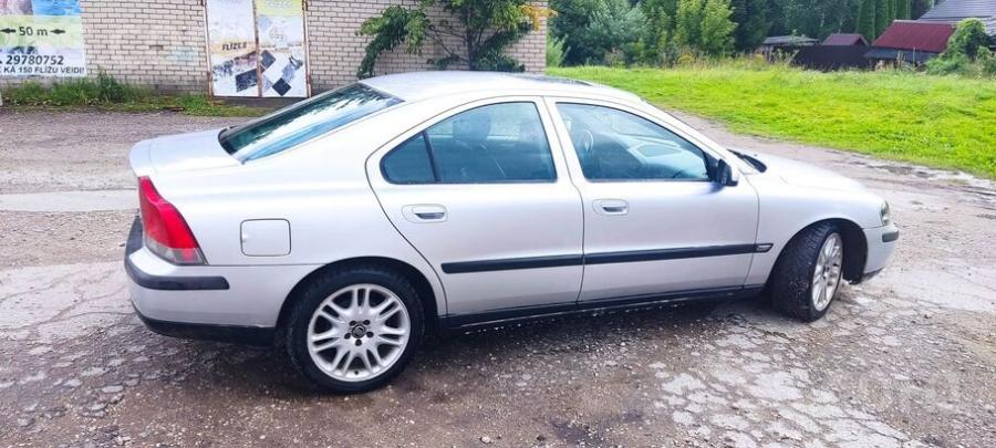 Pelēks Volvo S60 2001 Rēzekne, ar dzinēja tilpumu 2.40 L un nobraukumu 250 tūkst. km par 1600 €, foto 8 vietnē AUTOMOTO.COM.LV