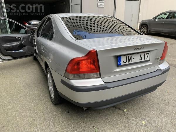 Grey Volvo S60 2001 in Riga, with an engine capacity of 2.40 L and mileage of 290 thousand km for 1800 €, photo 4 on AUTOMOTO.COM.LV