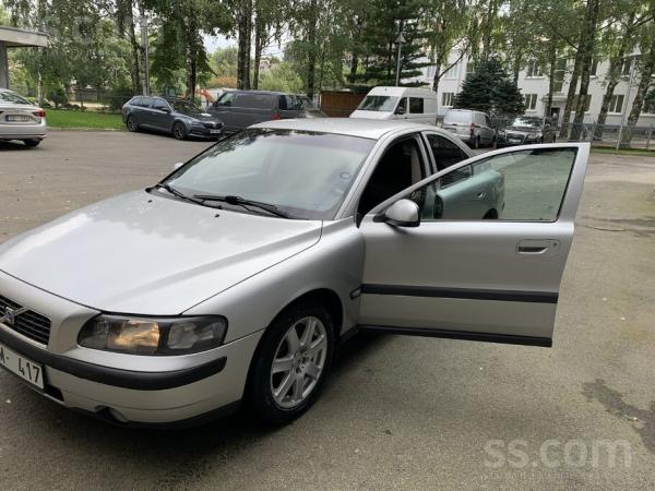 Grey Volvo S60 2001 in Riga, with an engine capacity of 2.40 L and mileage of 290 thousand km for 1800 €, photo 5 on AUTOMOTO.COM.LV