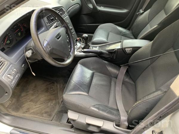 Grey Volvo S60 2001 in Riga, with an engine capacity of 2.40 L and mileage of 290 thousand km for 1800 €, photo 6 on AUTOMOTO.COM.LV