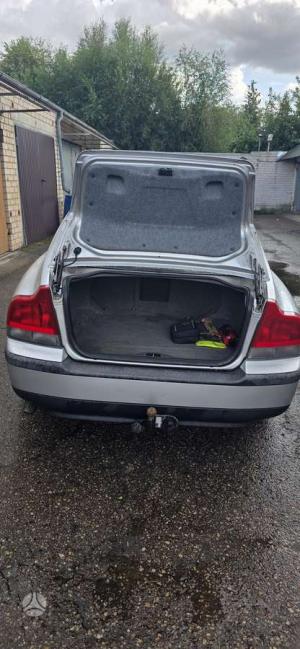 Pelēks Volvo S60 2001 Panevēža, ar dzinēja tilpumu 2.44 L un nobraukumu 319 tūkst. km par 800 €, foto 3 vietnē AUTOMOTO.COM.LV