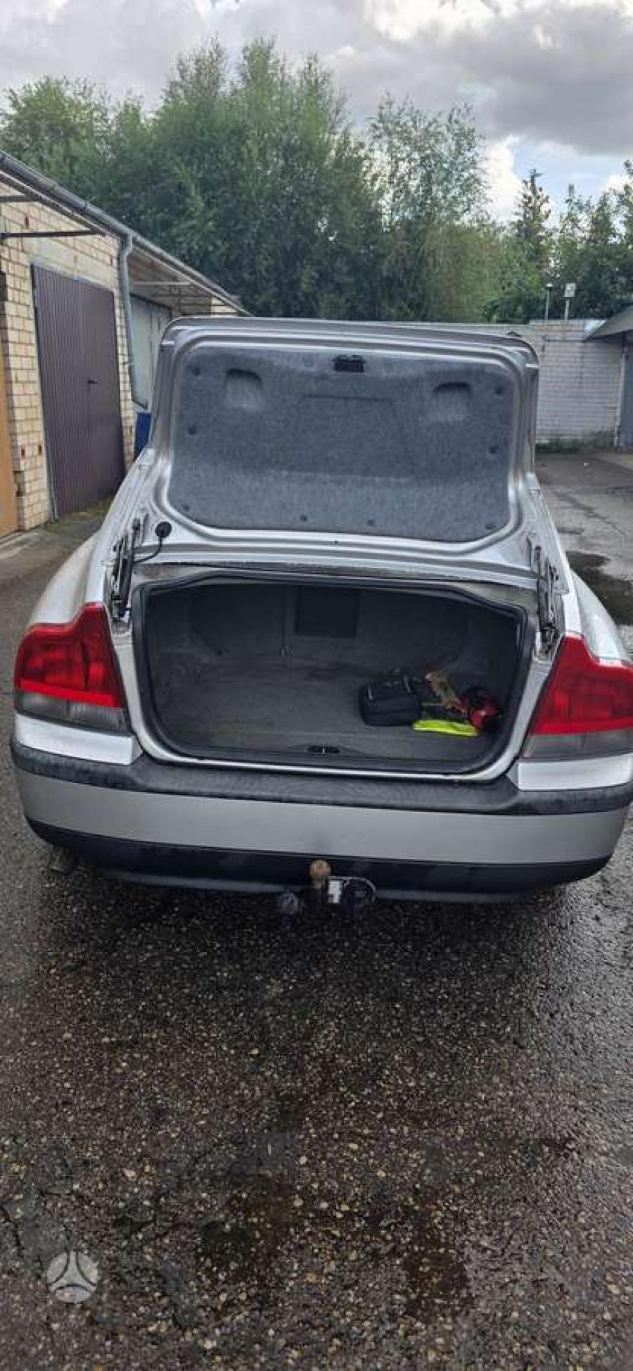 Pelēks Volvo S60 2001 Panevēža, ar dzinēja tilpumu 2.44 L un nobraukumu 319 tūkst. km par 800 €, foto 3 vietnē AUTOMOTO.COM.LV