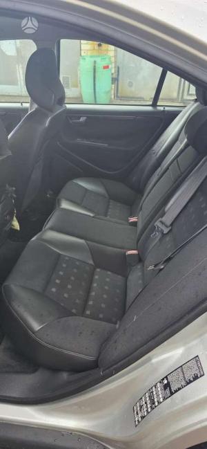 Pelēks Volvo S60 2001 Panevēža, ar dzinēja tilpumu 2.44 L un nobraukumu 319 tūkst. km par 800 €, foto 4 vietnē AUTOMOTO.COM.LV