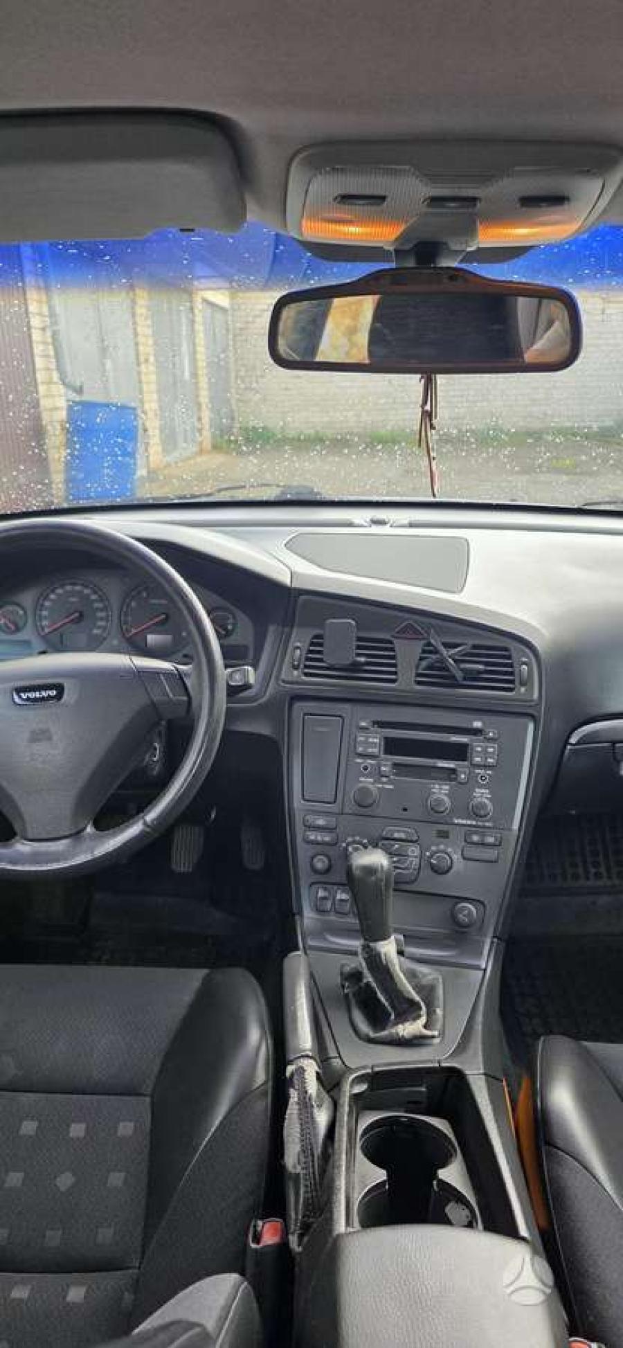 Pelēks Volvo S60 2001 Panevēža, ar dzinēja tilpumu 2.44 L un nobraukumu 319 tūkst. km par 800 €, foto 5 vietnē AUTOMOTO.COM.LV
