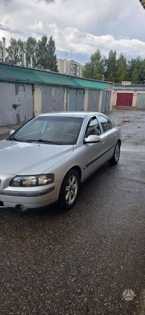 Pelēks Volvo S60 2001 Panevēža, ar dzinēja tilpumu 2.44 L un nobraukumu 319 tūkst. km par 800 €, foto 7 vietnē AUTOMOTO.COM.LV