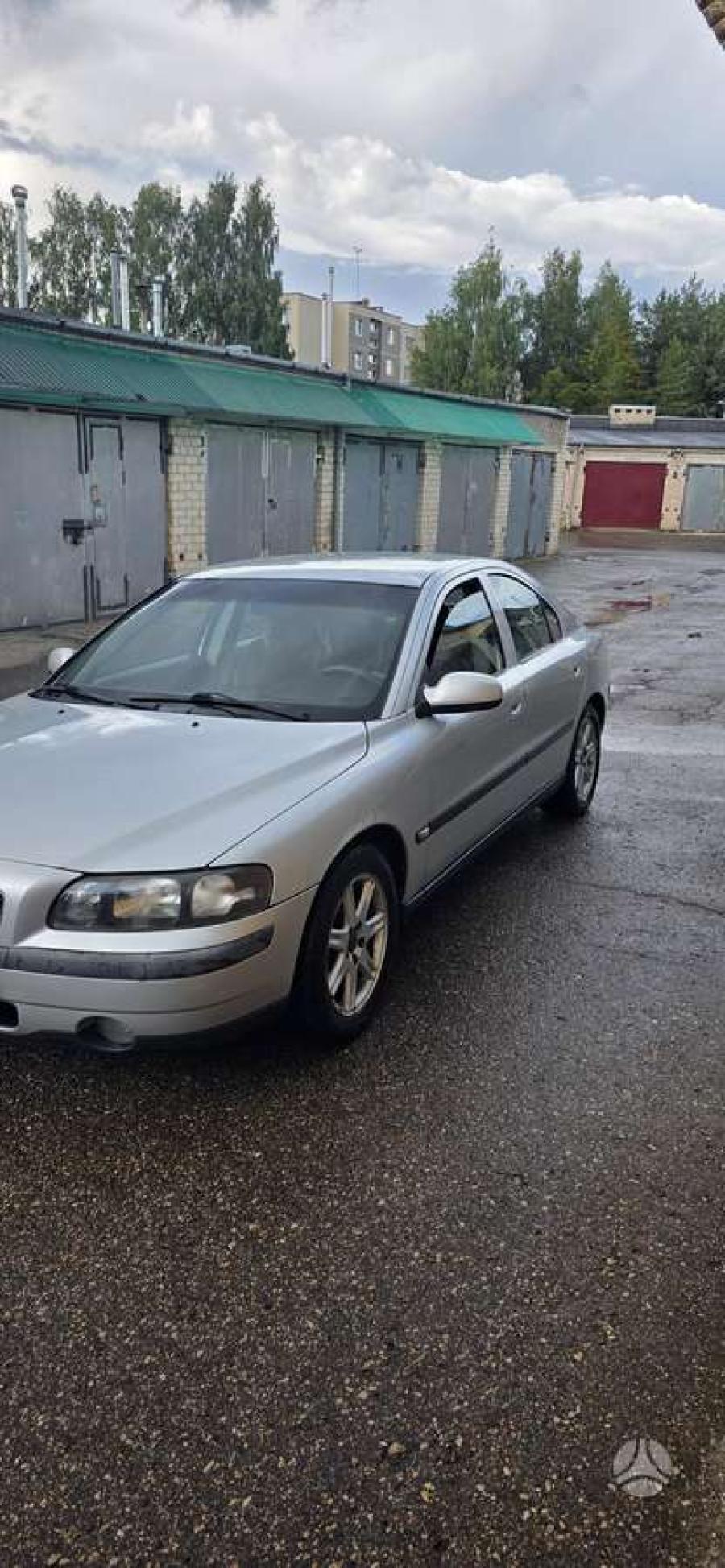 Pelēks Volvo S60 2001 Panevēža, ar dzinēja tilpumu 2.44 L un nobraukumu 319 tūkst. km par 800 €, foto 7 vietnē AUTOMOTO.COM.LV