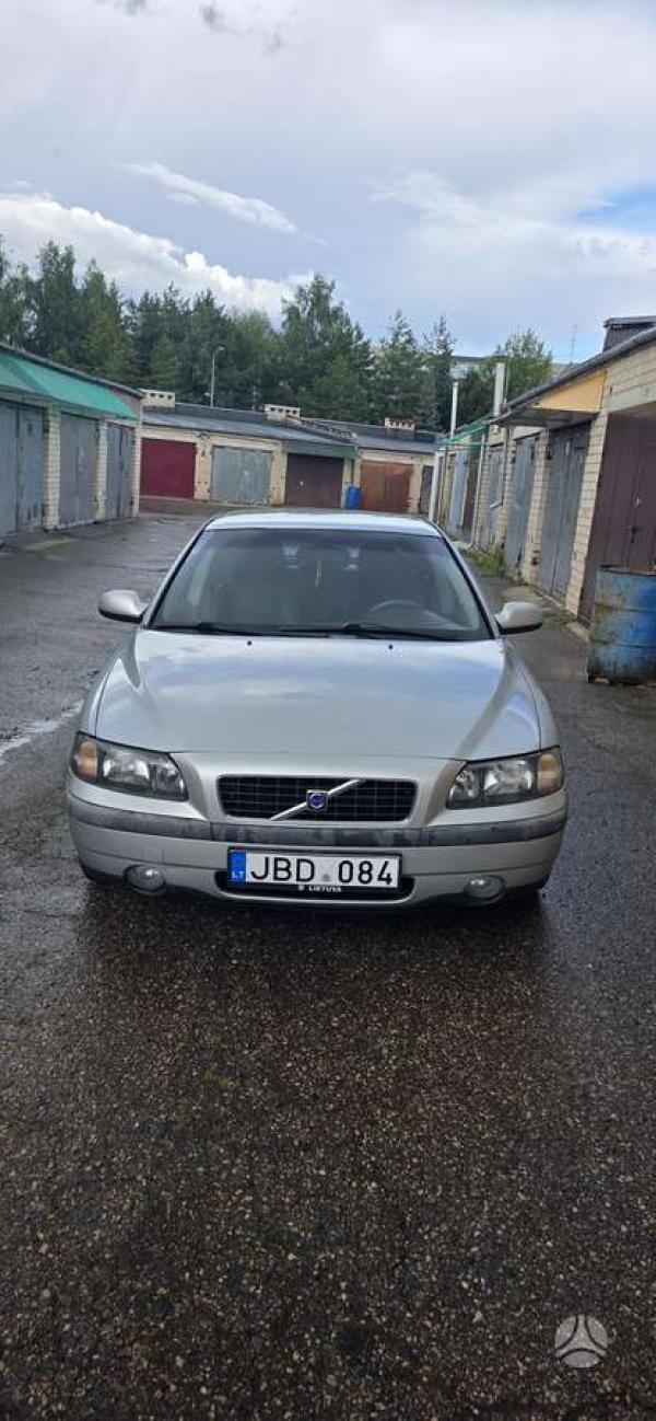 Pelēks Volvo S60 2001 Panevēža, ar dzinēja tilpumu 2.44 L un nobraukumu 319 tūkst. km par 800 €, foto 9 vietnē AUTOMOTO.COM.LV