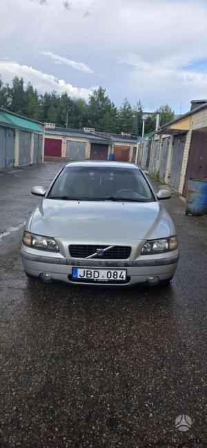 Pelēks Volvo S60 2001 Panevēža, ar dzinēja tilpumu 2.44 L un nobraukumu 319 tūkst. km par 800 €, foto 9 vietnē AUTOMOTO.COM.LV