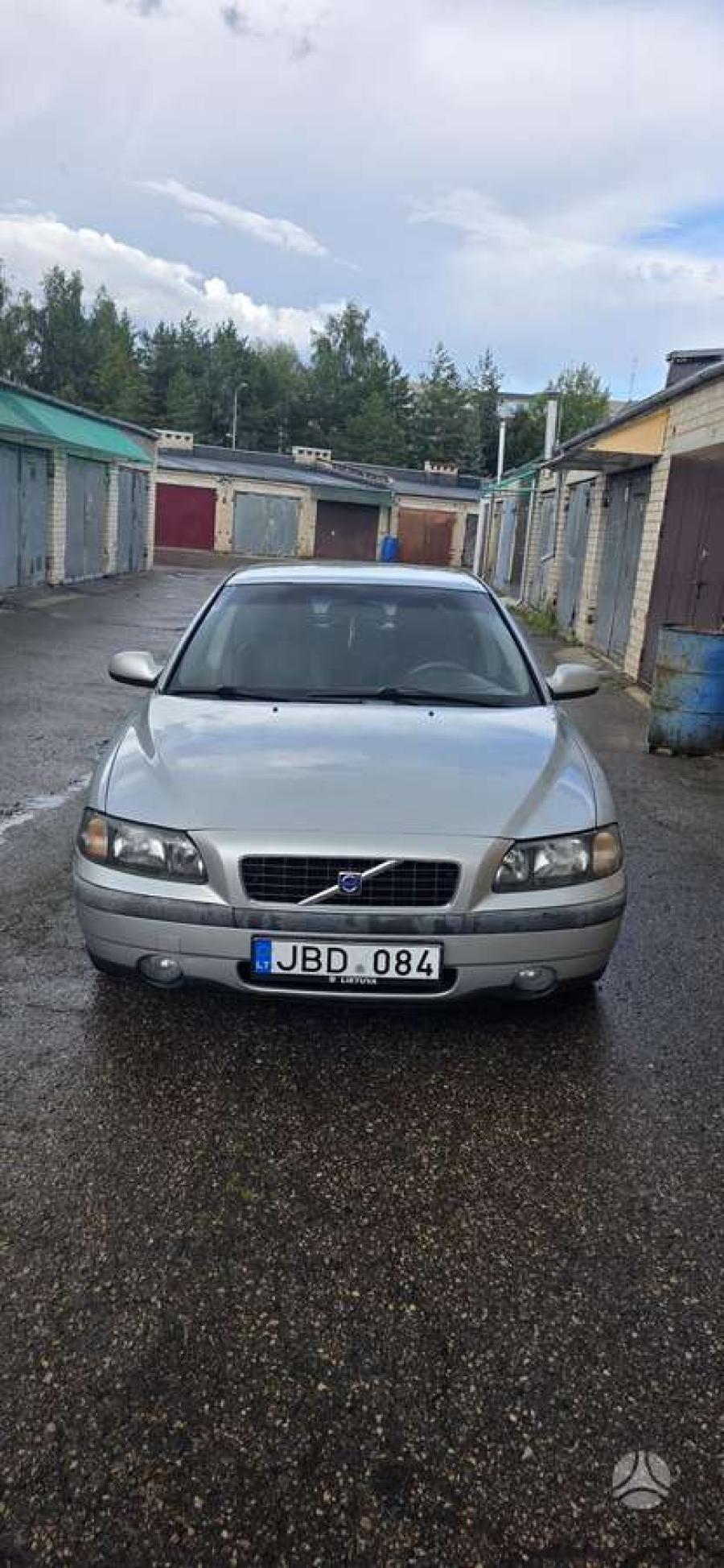 Pelēks Volvo S60 2001 Panevēža, ar dzinēja tilpumu 2.44 L un nobraukumu 319 tūkst. km par 800 €, foto 9 vietnē AUTOMOTO.COM.LV