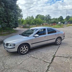 Pelēks Volvo S60 2001 Alīta, ar dzinēja tilpumu 2.44 L un nobraukumu 280 tūkst. km par 1100 €, foto  vietnē AUTOMOTO.COM.LV