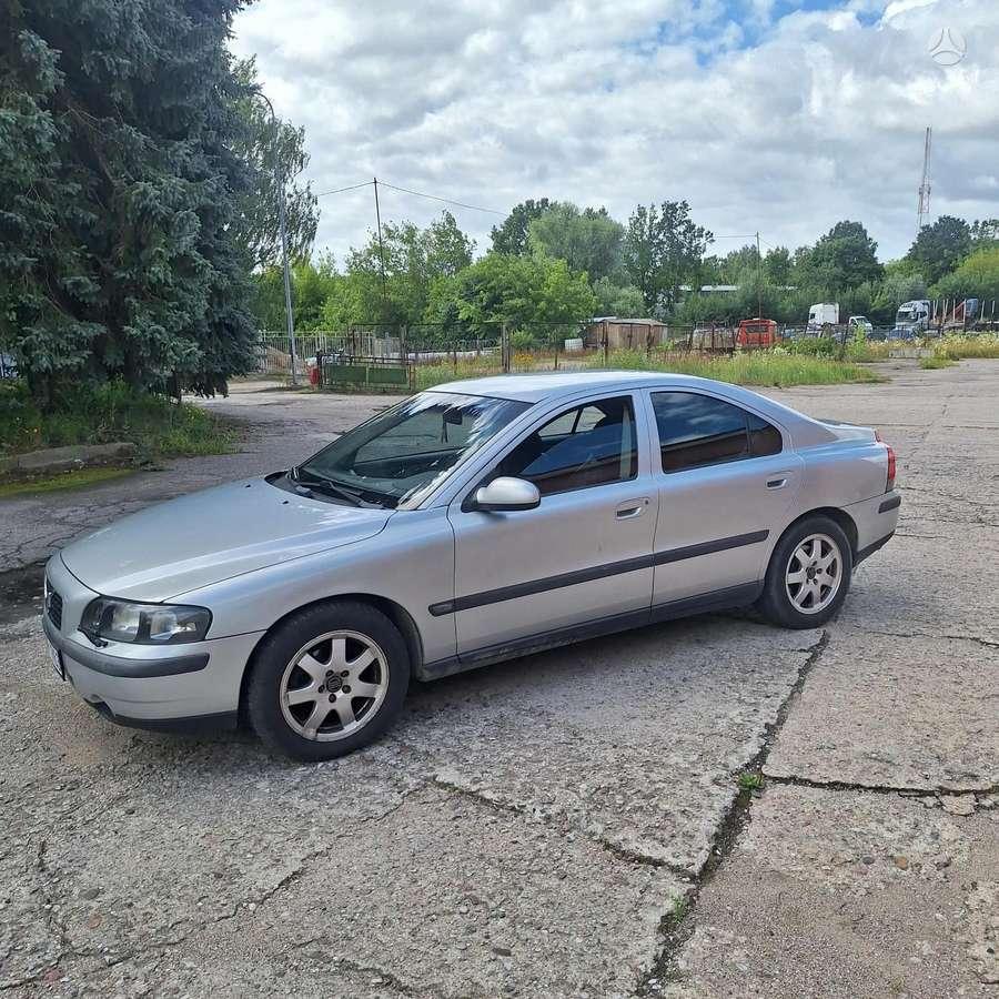 Pelēks Volvo S60 2001 Alīta, ar dzinēja tilpumu 2.44 L un nobraukumu 280 tūkst. km par 1100 €, foto 1 vietnē AUTOMOTO.COM.LV