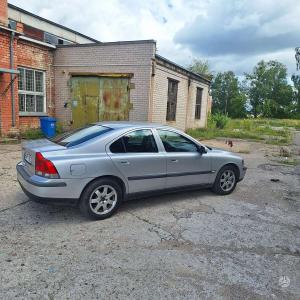 Pelēks Volvo S60 2001 Alīta, ar dzinēja tilpumu 2.44 L un nobraukumu 280 tūkst. km par 1100 €, foto 3 vietnē AUTOMOTO.COM.LV