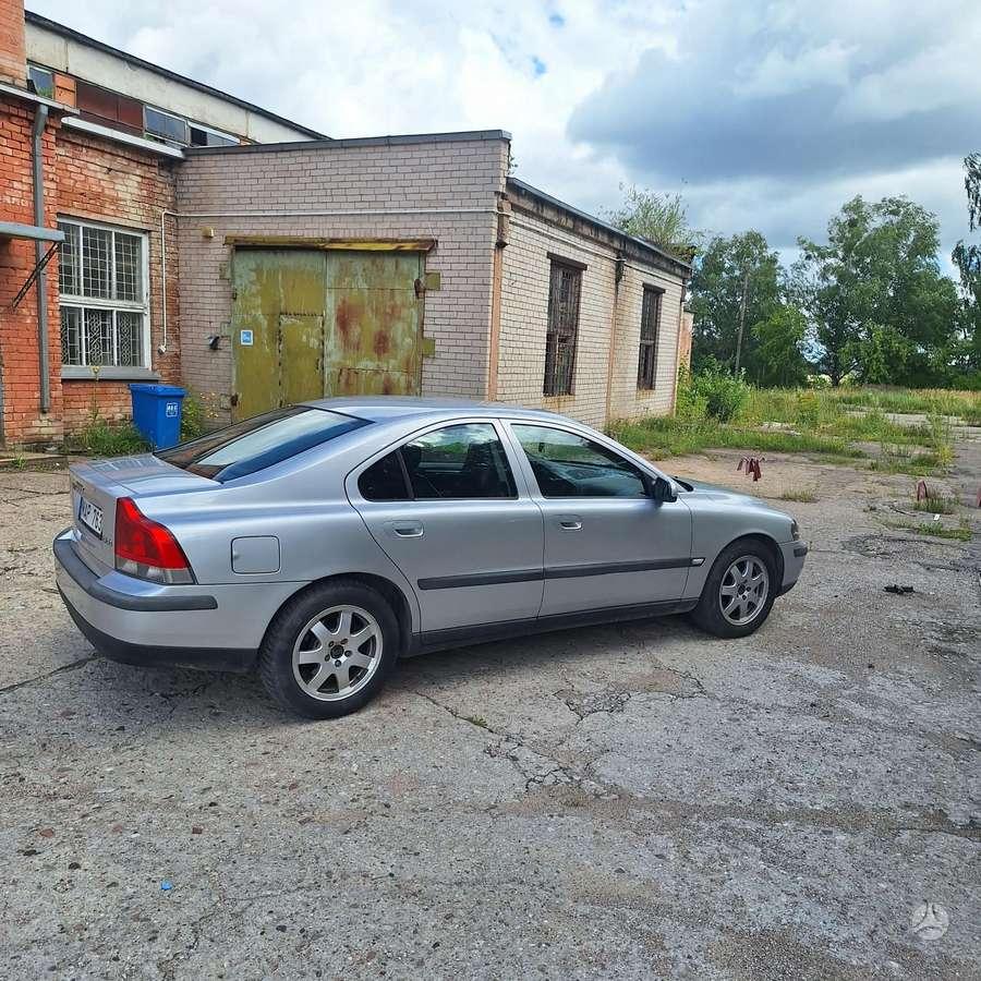 Pelēks Volvo S60 2001 Alīta, ar dzinēja tilpumu 2.44 L un nobraukumu 280 tūkst. km par 1100 €, foto 3 vietnē AUTOMOTO.COM.LV