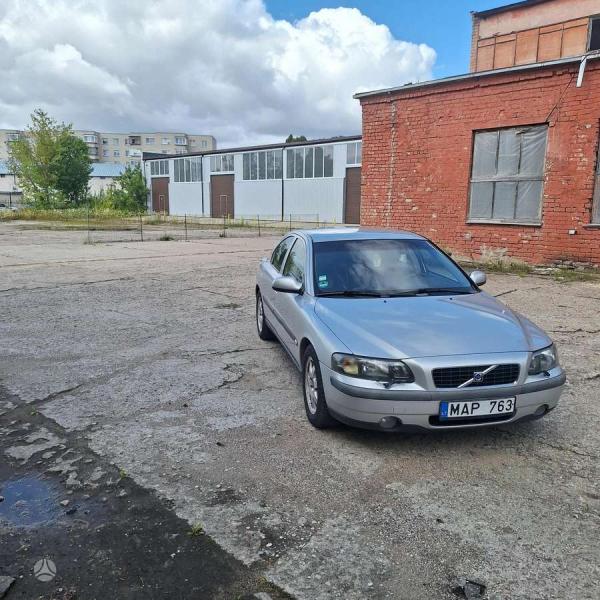 Pelēks Volvo S60 2001 Alīta, ar dzinēja tilpumu 2.44 L un nobraukumu 280 tūkst. km par 1100 €, foto 4 vietnē AUTOMOTO.COM.LV