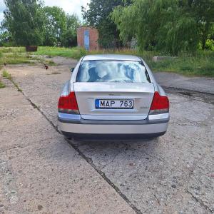 Pelēks Volvo S60 2001 Alīta, ar dzinēja tilpumu 2.44 L un nobraukumu 280 tūkst. km par 1100 €, foto 5 vietnē AUTOMOTO.COM.LV