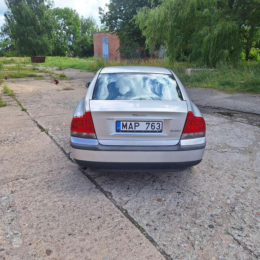 Pelēks Volvo S60 2001 Alīta, ar dzinēja tilpumu 2.44 L un nobraukumu 280 tūkst. km par 1100 €, foto 5 vietnē AUTOMOTO.COM.LV