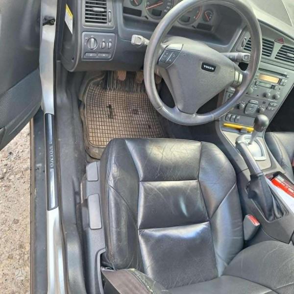Pelēks Volvo S60 2001 Alīta, ar dzinēja tilpumu 2.44 L un nobraukumu 280 tūkst. km par 1100 €, foto 6 vietnē AUTOMOTO.COM.LV