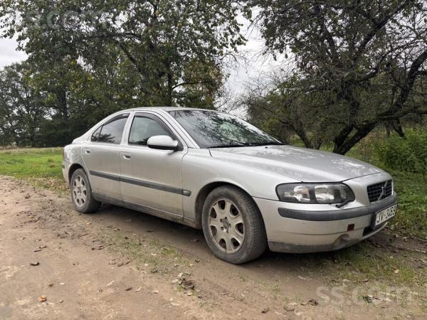 Grey Volvo S60 2001 in Ogre, with an engine capacity of 2.40 L and mileage of 405 thousand km for 1350 €, photo 1 on AUTOMOTO.COM.LV