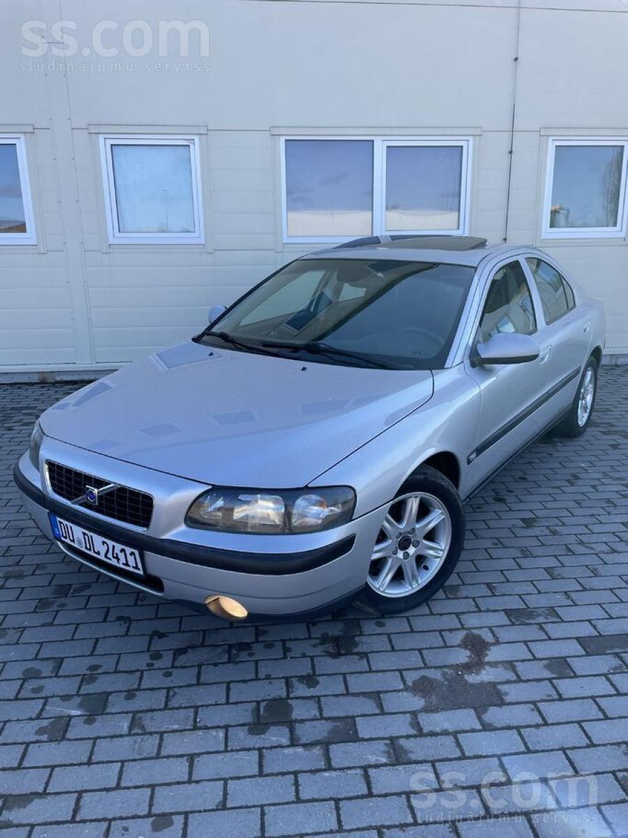 Pelēks Volvo S60 2002 Balvi, ar dzinēja tilpumu 2.40 L un nobraukumu 325 tūkst. km par 2100 €, foto 1 vietnē AUTOMOTO.COM.LV
