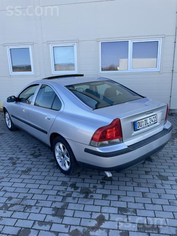 Pelēks Volvo S60 2002 Balvi, ar dzinēja tilpumu 2.40 L un nobraukumu 325 tūkst. km par 2100 €, foto 3 vietnē AUTOMOTO.COM.LV