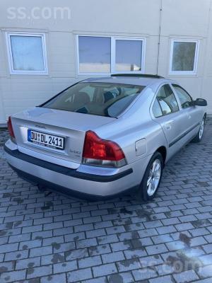 Pelēks Volvo S60 2002 Balvi, ar dzinēja tilpumu 2.40 L un nobraukumu 325 tūkst. km par 2100 €, foto 4 vietnē AUTOMOTO.COM.LV