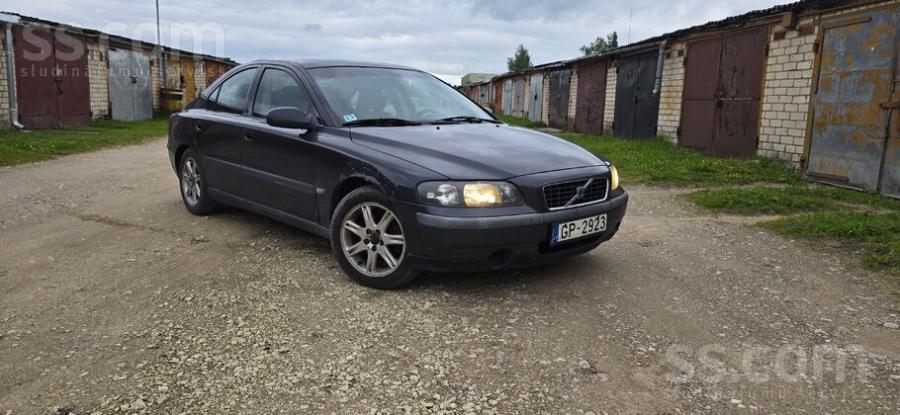 Pelēks Volvo S60 2002 Rēzekne, ar dzinēja tilpumu 2.40 L un nobraukumu 307 tūkst. km par 1600 €, foto 1 vietnē AUTOMOTO.COM.LV