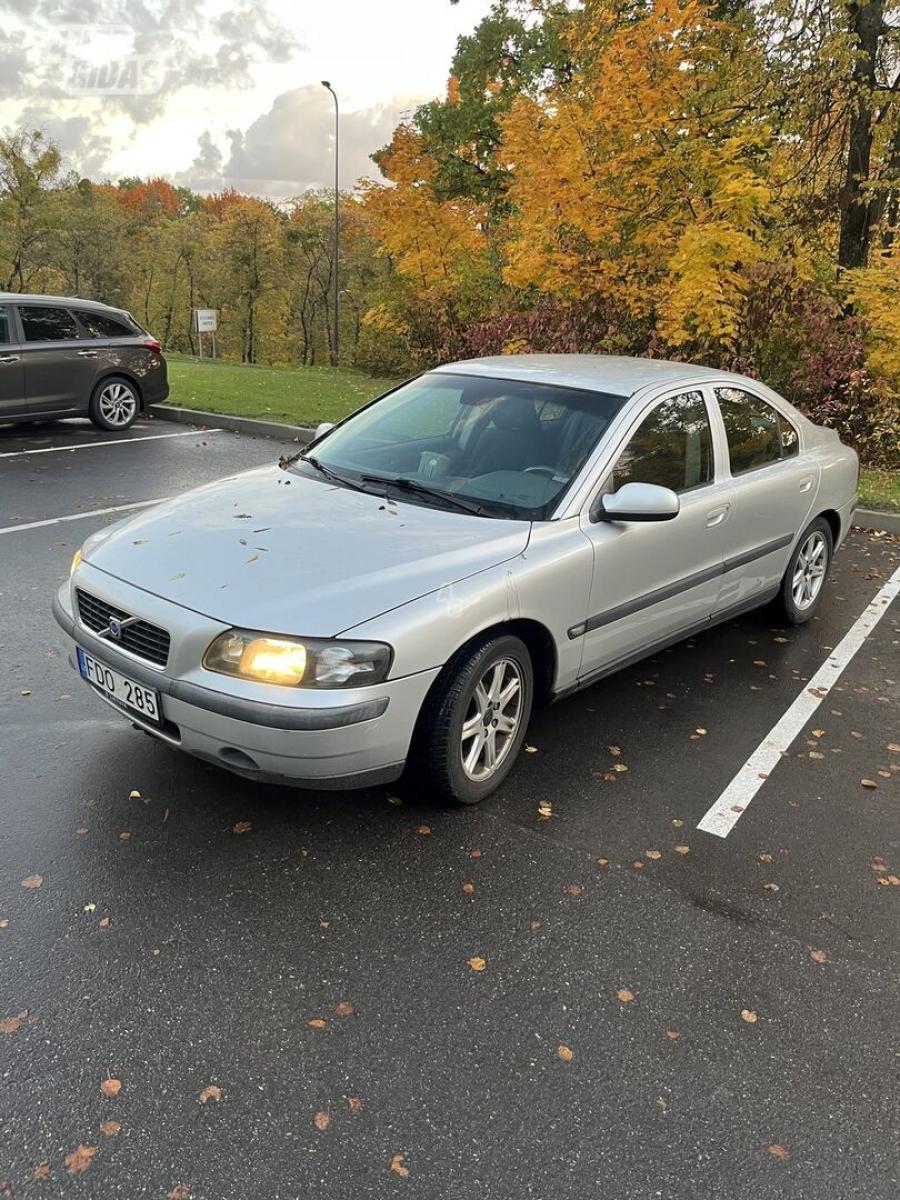Grey Volvo S60 2002 in Kaunas, with an engine capacity of 2.40 L and mileage of 415 thousand km for 560 €, photo 1 on AUTOMOTO.COM.LV