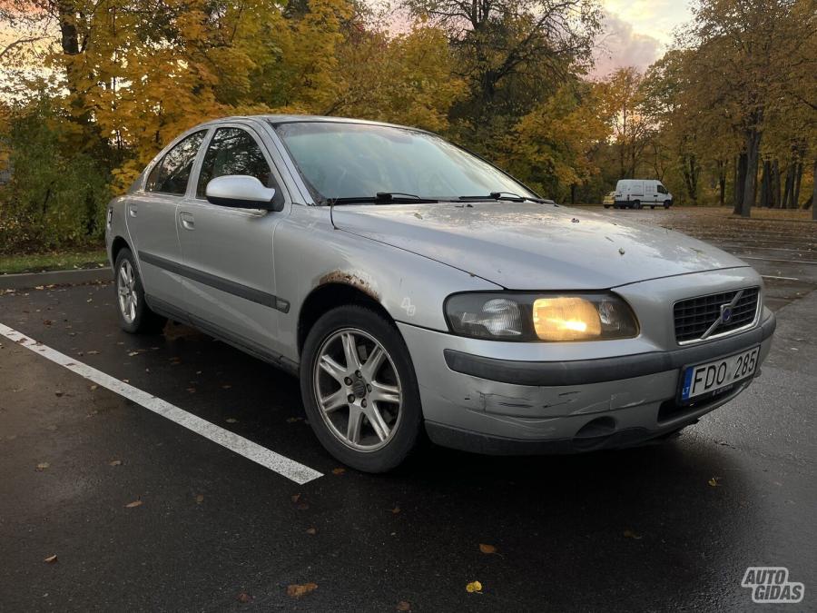 Grey Volvo S60 2002 in Kaunas, with an engine capacity of 2.40 L and mileage of 415 thousand km for 560 €, photo 3 on AUTOMOTO.COM.LV