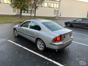 Grey Volvo S60 2002 in Kaunas, with an engine capacity of 2.40 L and mileage of 415 thousand km for 560 €, photo 5 on AUTOMOTO.COM.LV