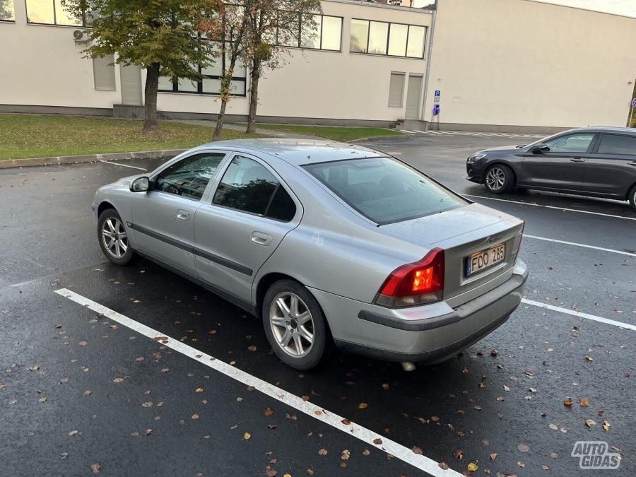 Grey Volvo S60 2002 in Kaunas, with an engine capacity of 2.40 L and mileage of 415 thousand km for 560 €, photo 5 on AUTOMOTO.COM.LV