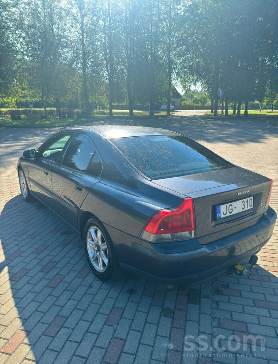 Grey Volvo S60 2002 in Riga, with an engine capacity of 2.40 L and mileage of 399 thousand km for 1950 €, photo 4 on AUTOMOTO.COM.LV