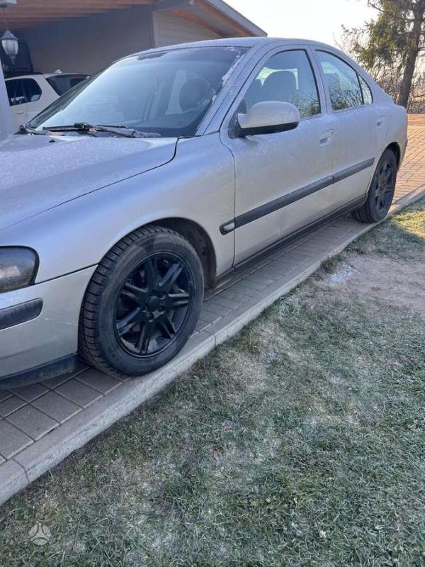 Pelēks Volvo S60 2002 Birštonas, ar dzinēja tilpumu 2.40 L un nobraukumu 360 tūkst. km par 850 €, foto 3 vietnē AUTOMOTO.COM.LV