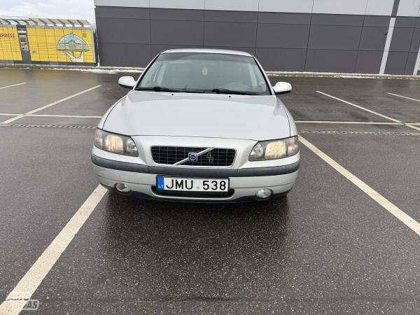 Grey Volvo S60 2002 in Radviliskis, with an engine capacity of 2.40 L and mileage of 412 thousand km for 1000 €, photo 2 on AUTOMOTO.COM.LV