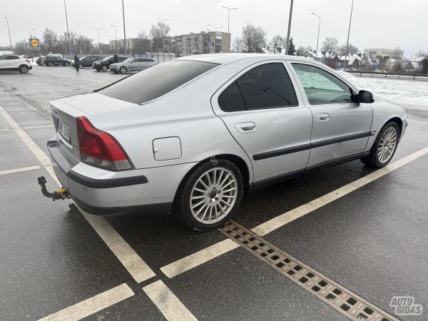 Grey Volvo S60 2002 in Radviliskis, with an engine capacity of 2.40 L and mileage of 412 thousand km for 1000 €, photo 4 on AUTOMOTO.COM.LV