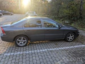 Pelēks Volvo S60 2002 Rīga, ar dzinēja tilpumu 2.40 L un nobraukumu 394 tūkst. km par 1100 €, foto  vietnē AUTOMOTO.COM.LV